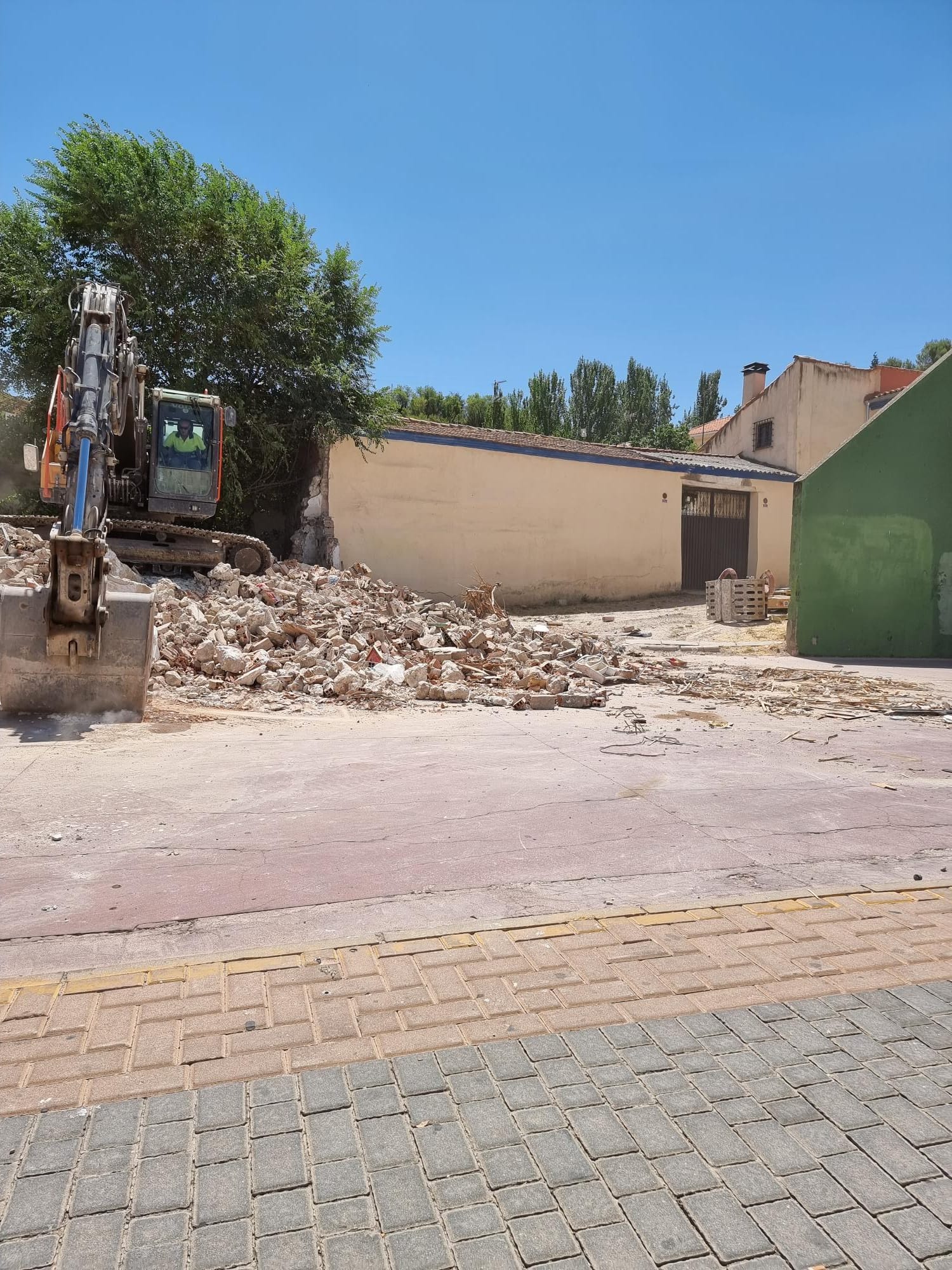 Derribo de la vivienda declarada en ruina inminente localizada en el ...